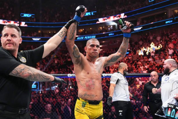 Alex Poatan mostra força e ganha a 1ª luta como meio-pesado | Metrópoles