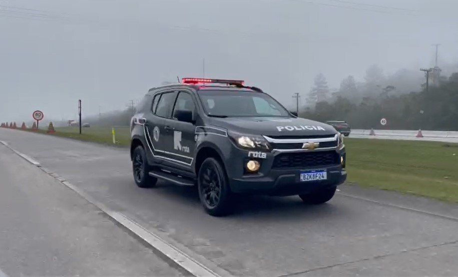 Vídeo: viaturas da Rota descem a serra em meio a onda de violência no ...