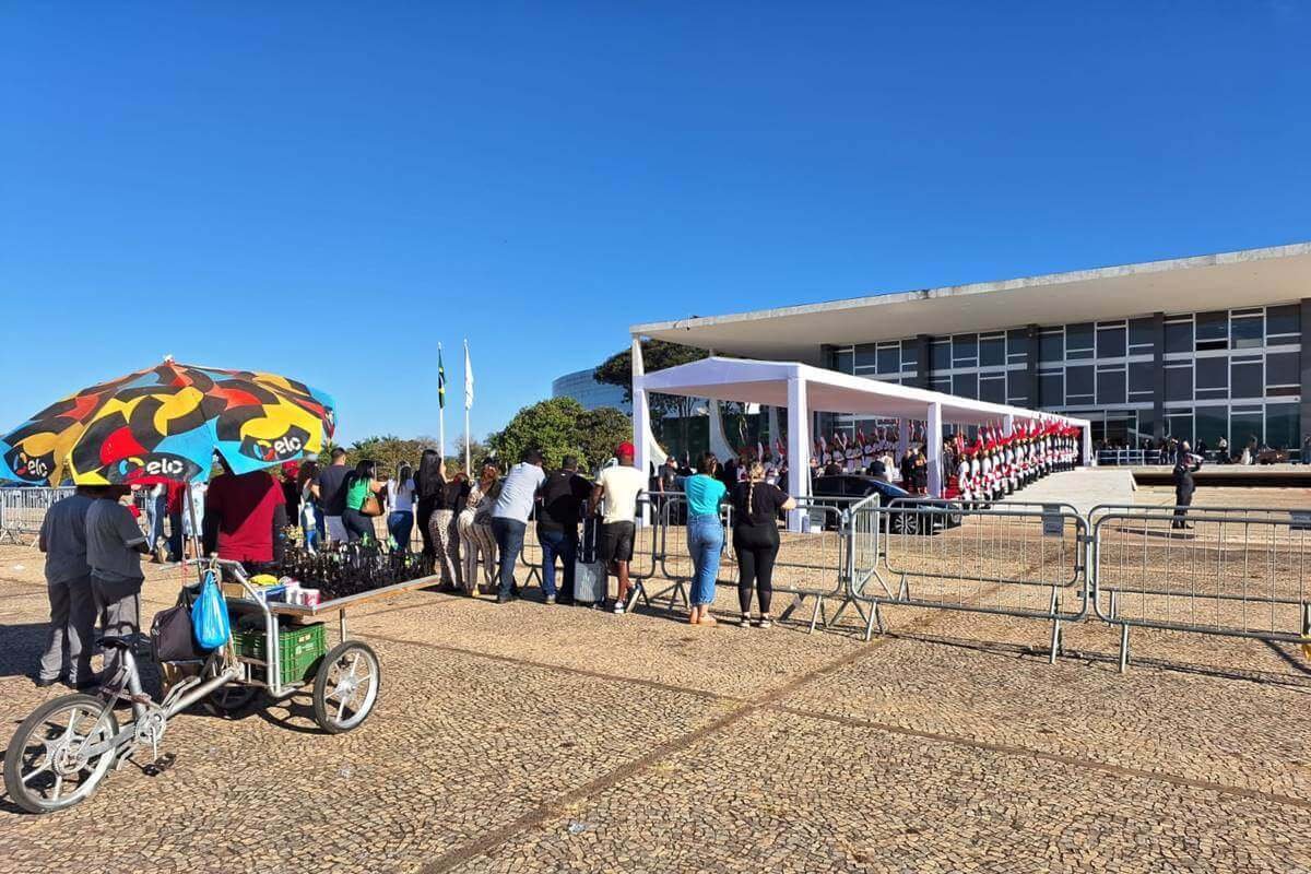 Em tarde quente e seca, posse de Zanin ocorre sem manifestações ...