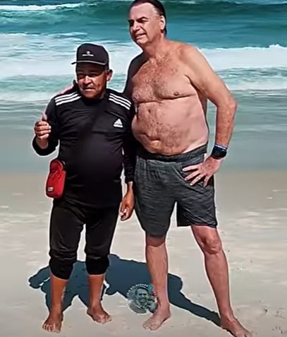 Vídeo: Bolsonaro exibe cicatrizes em dia de praia no Rio de Janeiro ...