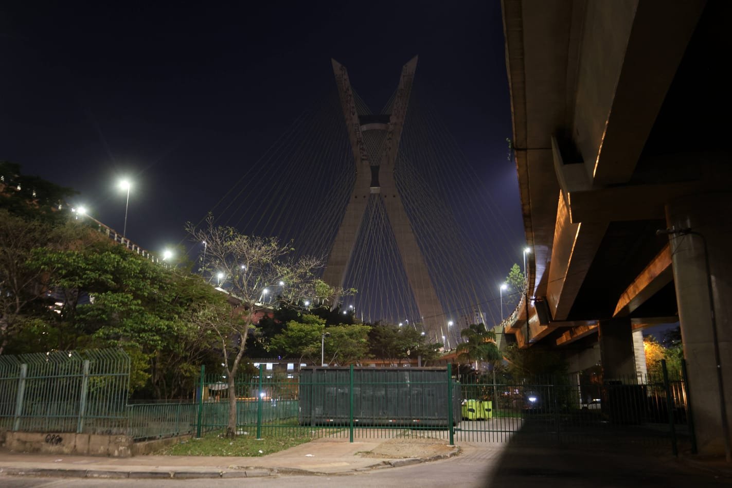 Um mês após furto, Ponte Estaiada ainda não teve iluminação reposta ...
