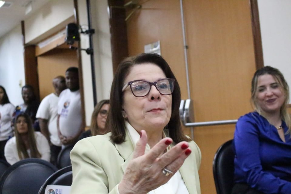 Atriz defende a criação de editais para grandes montagens no teatro ...