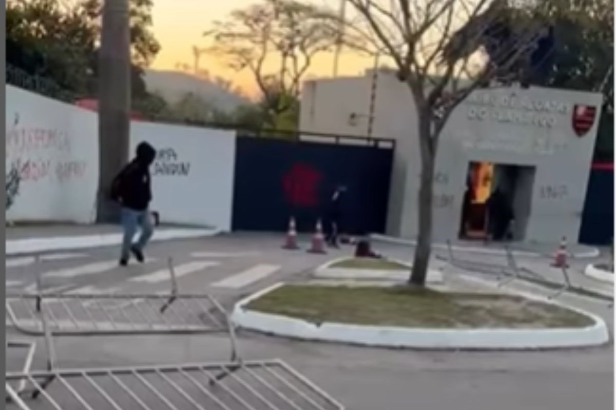 Vídeo: Flamengo tem muro de CT pichado por torcedores após eliminação ...