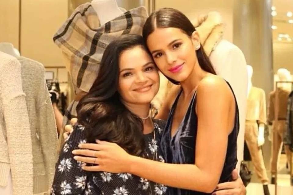 Web recorda crise profissional entre Bruna Marquezine e a mãe | Metrópoles
