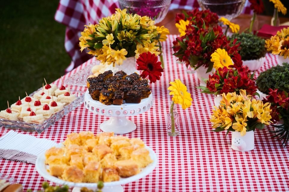 Convidadas prestigiam piquenique animado na loja Salve Rainha | Metrópoles