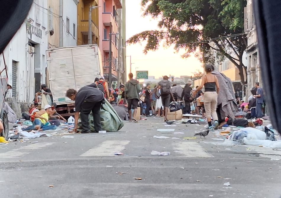 “Saio com celular no sapato”, diz vizinho de fluxo na Cracolândia ...