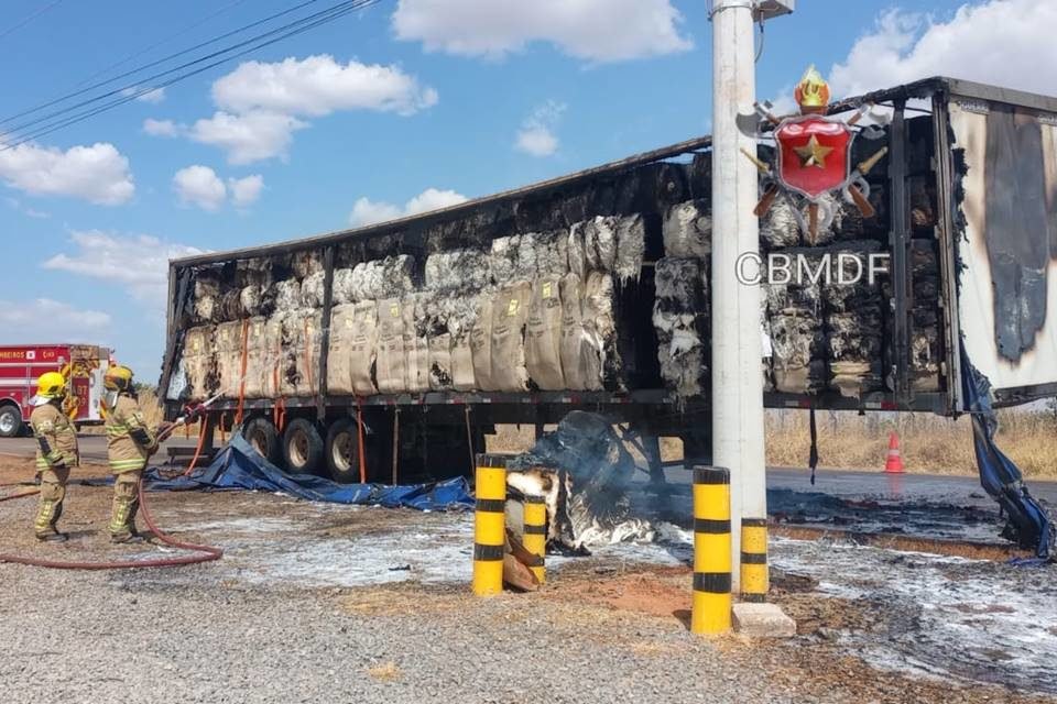 Vídeo e fotos mostram ação do CBMDF para debelar incêndio em carreta ...