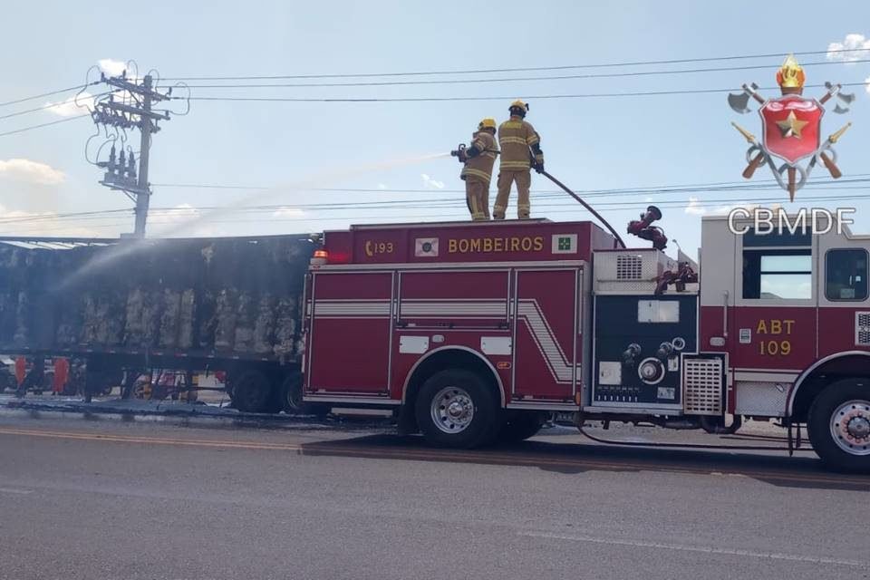 Vídeo e fotos mostram ação do CBMDF para debelar incêndio em carreta ...