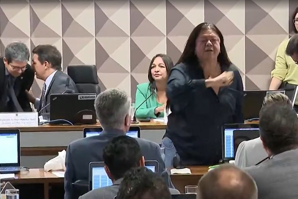Vídeo: sessão da CPI do 8/1 tem bate-boca entre Feliciano e Laura ...