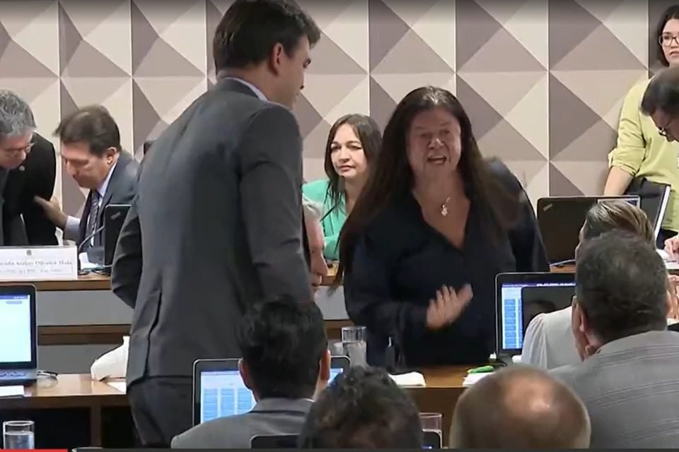 Vídeo: sessão da CPI do 8/1 tem bate-boca entre Feliciano e Laura ...
