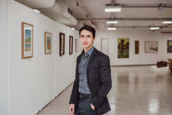 Antonio Aversa celebra os 22 anos com jantar no museu | Metrópoles