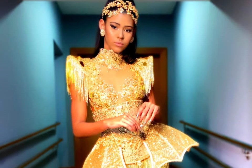 Wenny Isa usa look com 70 mil cristais em minidesfile em Vitória ...