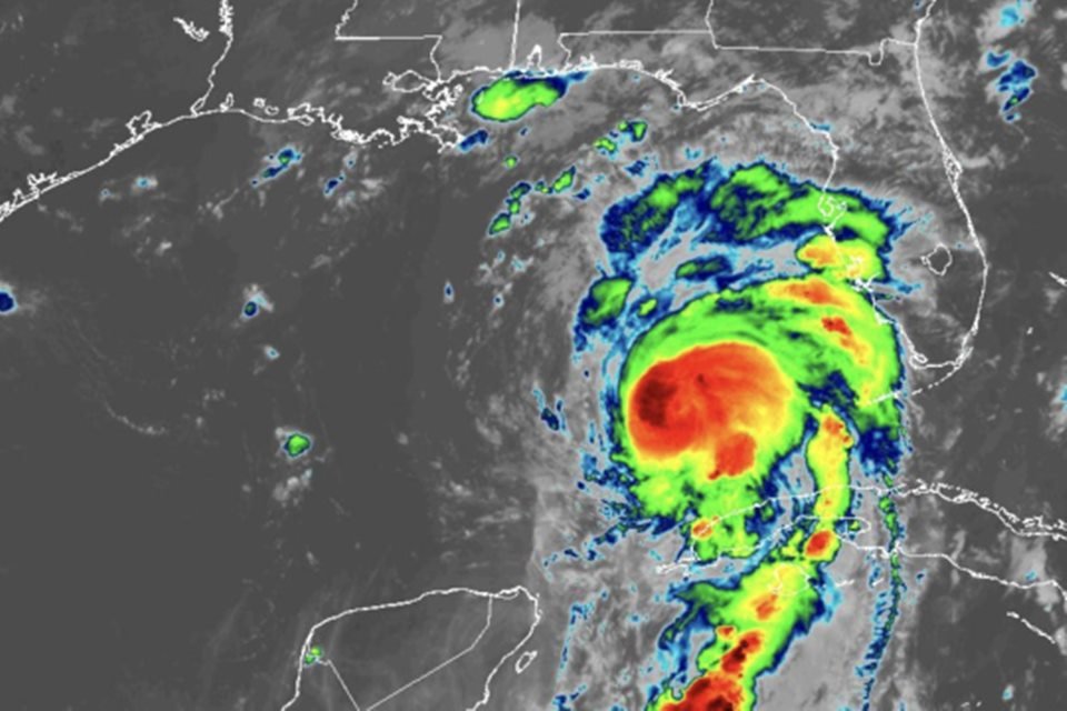 EUA: tempestade Idalia vira furacão e avança em direção à Flórida ...