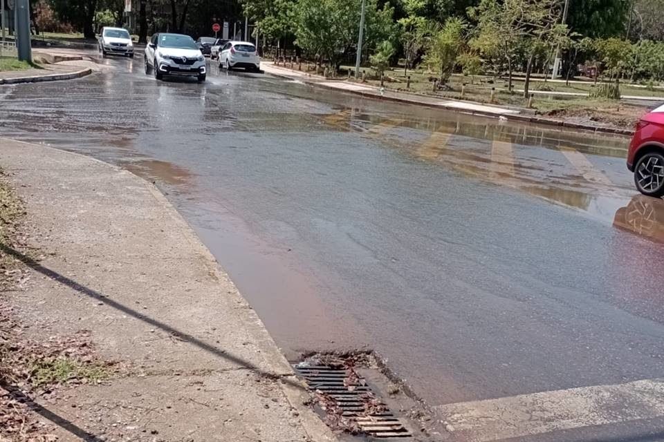 Quadra da Asa Norte fica alagada e fedida após cano estourar em obra ...