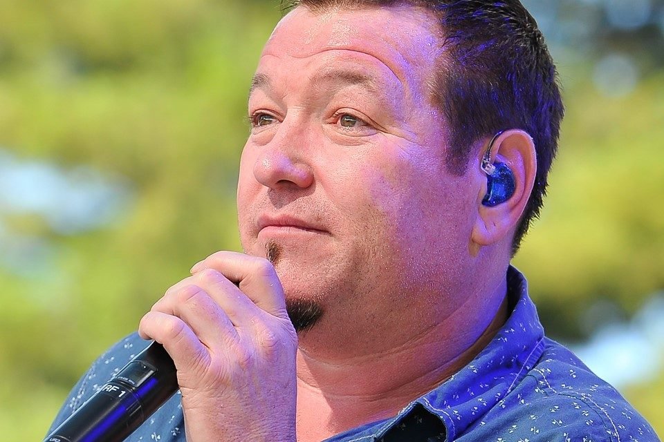 Vocalista do Smash Mouth, Steve Hardwell morre aos 56 anos | Metrópoles