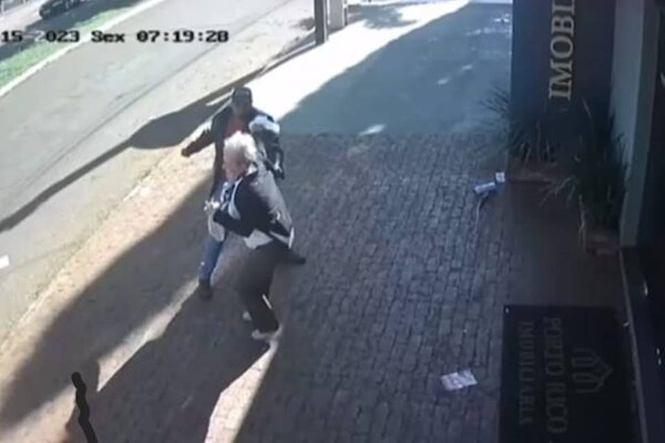 Idosa é brutalmente atacada por homem em Mato Grosso do Sul. Vídeo ... Idosa é brutalmente atacada por homem em Mato Grosso do Sul. Vídeo ...