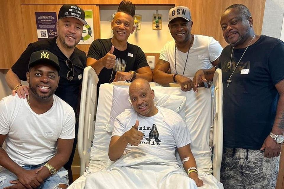 Sem previsão de alta, Anderson Leonardo recebe visita do grupo Molejo ...