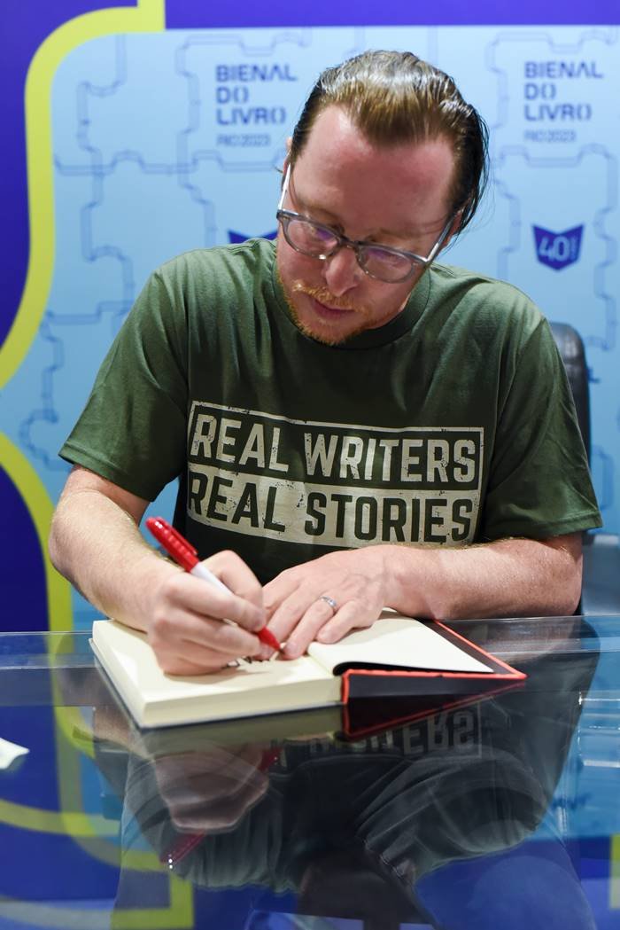 Upgrade, de Blake Crouch, é ficção científica que reflete anos Trump ...