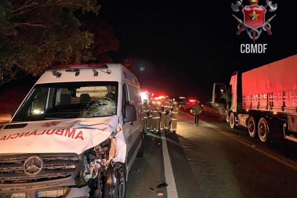 Vídeo: colisão entre ambulância e moto deixa dois mortos em rodovia | Metrópoles