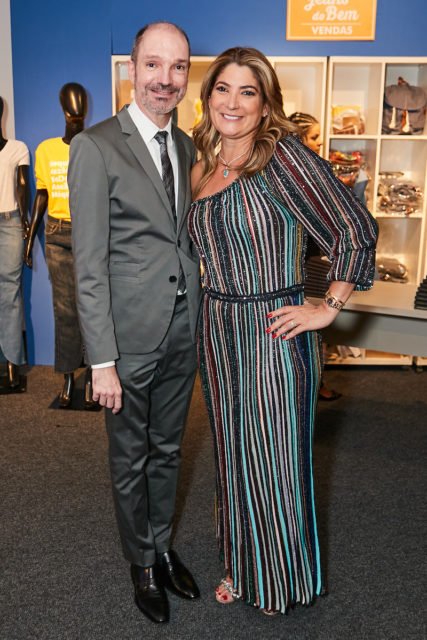 Laura Oliveira lança autobiografia e celebra 25 anos de grupo LEVVO ...