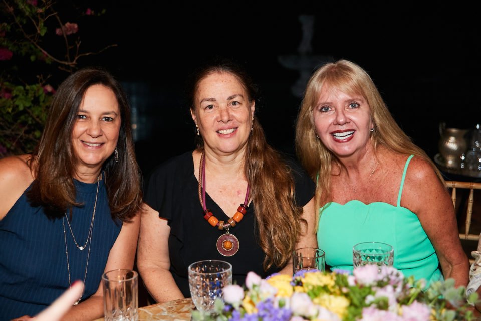 Sonia Ghisi celebra 82 anos em festa cativante com amigos e familiares