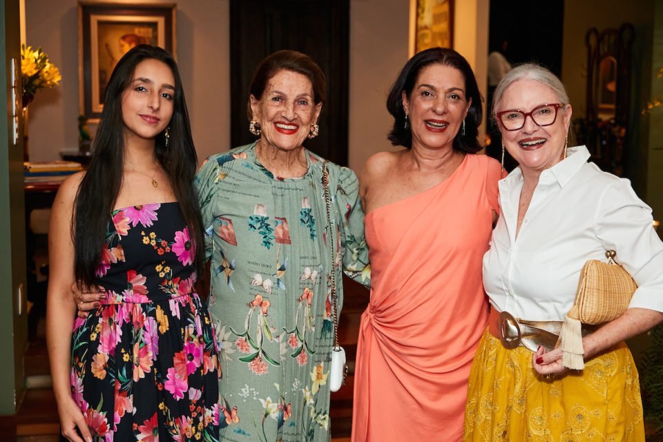Sonia Ghisi celebra 82 anos em festa cativante com amigos e familiares
