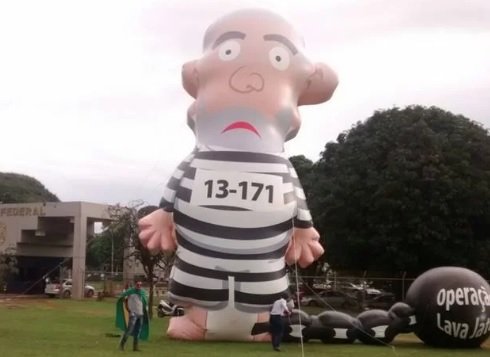 Bolsonaro ganhou boneco inflável de Lula e pôs no acervo oficial ...