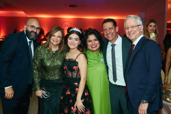 Júlia Cubel de La Guardia comemora 15 anos em festa deslumbrante ...