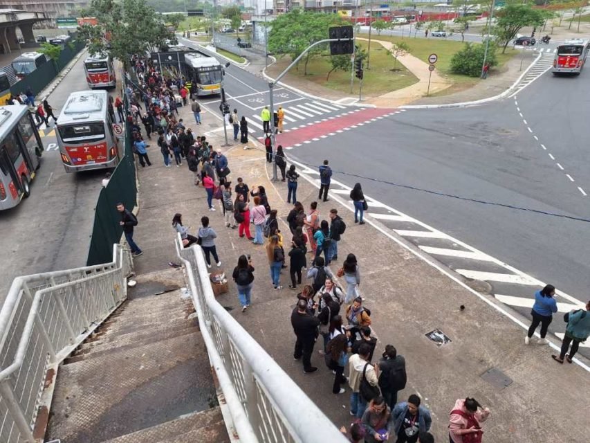 Greve em SP: passageiros recorrem a Uber e até desistem de trabalhar ...