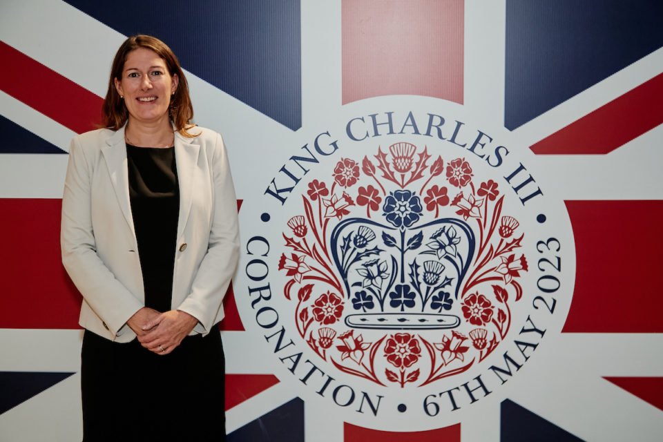 Embaixadora britânica no Brasil, Stephanie Al-Qaq oferece happy hour | Metrópoles