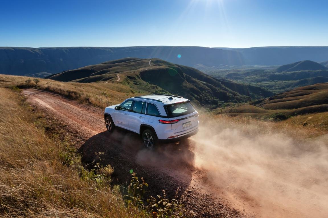 Jeep traz o Grand Cherokee, agora híbrido de 380cv, por R$ 570 mil ...