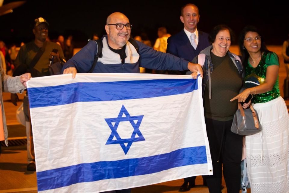 Primeiros brasileiros repatriados de Israel desembarcam em Brasília | Metrópoles