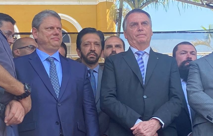 Em Novo Afago A Bolsonaro Tarcísio Dá Medalha Da Rota A Ex Presidente
