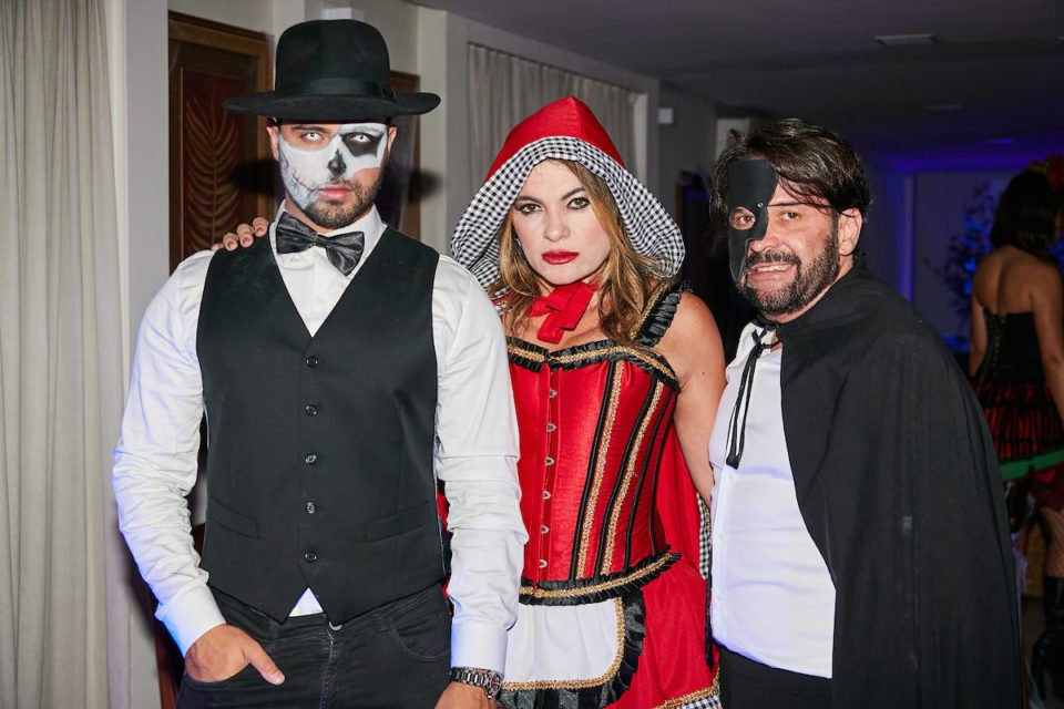 Marcelo e Amanda De Luca reúnem amigos em festa de Halloween | Metrópoles