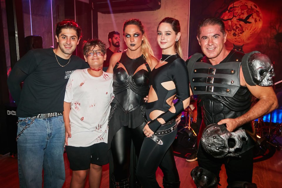Marcelo e Amanda De Luca reúnem amigos em festa de Halloween | Metrópoles