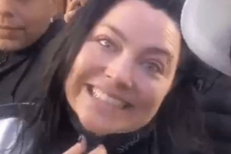 Amy Lee, do Evanescence, é flagrada em ônibus público em São Paulo ...