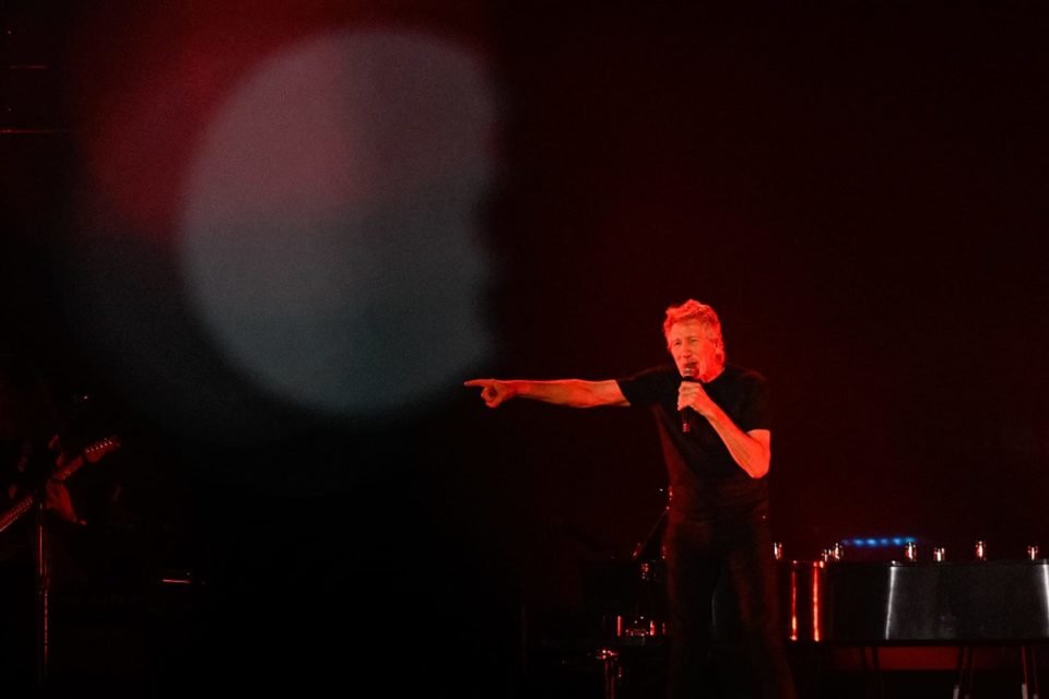 Roger Waters emociona gerações de fãs com show grandioso em Brasília ...