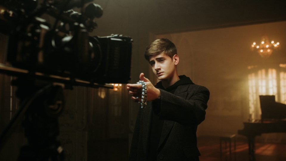 Sam Sabbá, da Disney Plus, emociona com composição autoral romântica ...