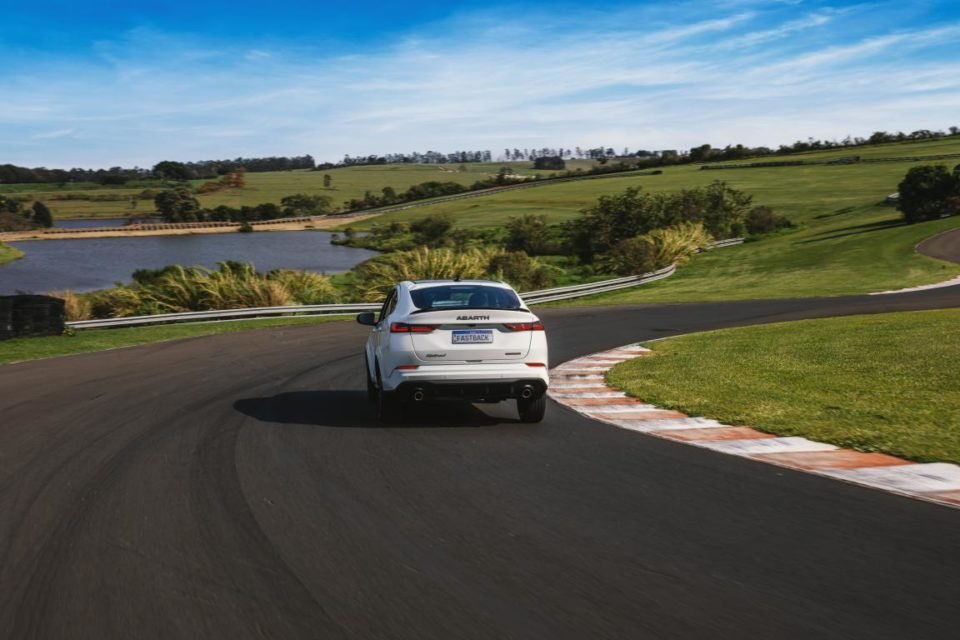 Abarth, versão ‘envenenada’ do SUV Fastback da Fiat, custa R$ 160 mil ...
