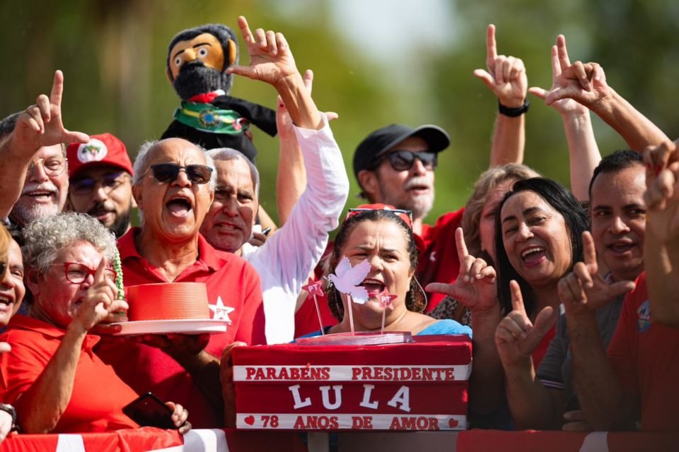 Lula cumprimenta apoiadores no Alvorada no seu aniversário de 78 anos ...