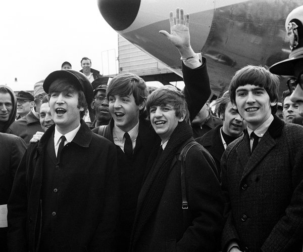 Da rebeldia ao psicodelismo: relembre as 6 fases dos Beatles na moda ...