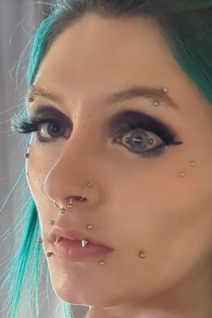 Mulher coloca piercing em globo ocular e intriga a web: “Como pisca ...