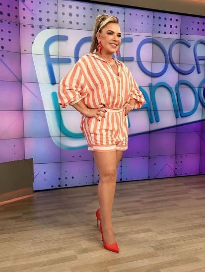 Flor Fernandez dá trabalho nos bastidores do Fofocalizando | Metrópoles