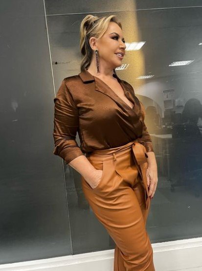 Flor Fernandez dá trabalho nos bastidores do Fofocalizando | Metrópoles