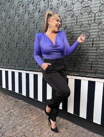 Flor Fernandez dá trabalho nos bastidores do Fofocalizando | Metrópoles