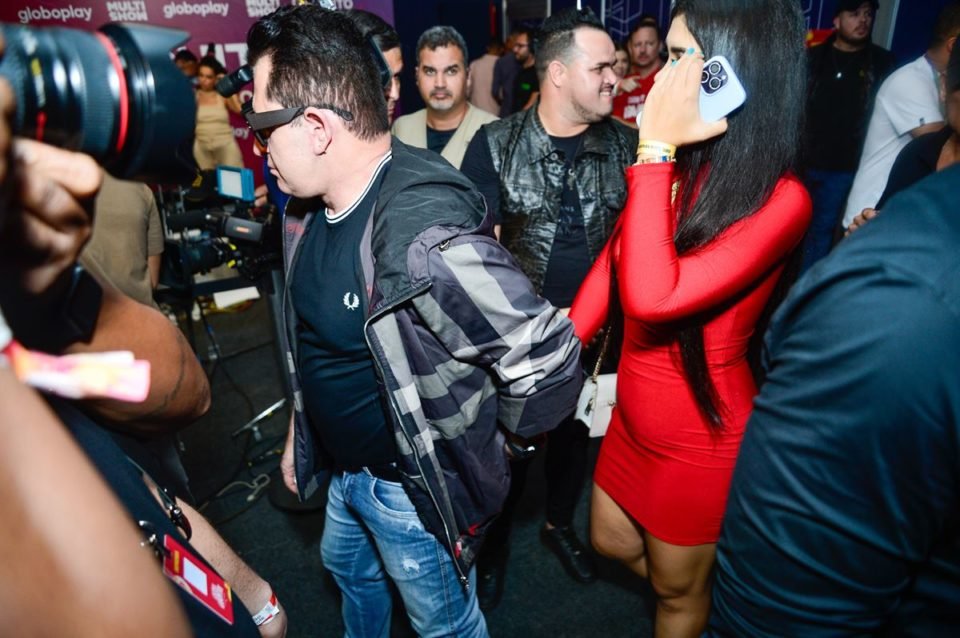 Jovem de 18 anos nega affair com Marrone após flagra: “Mal entendido ...