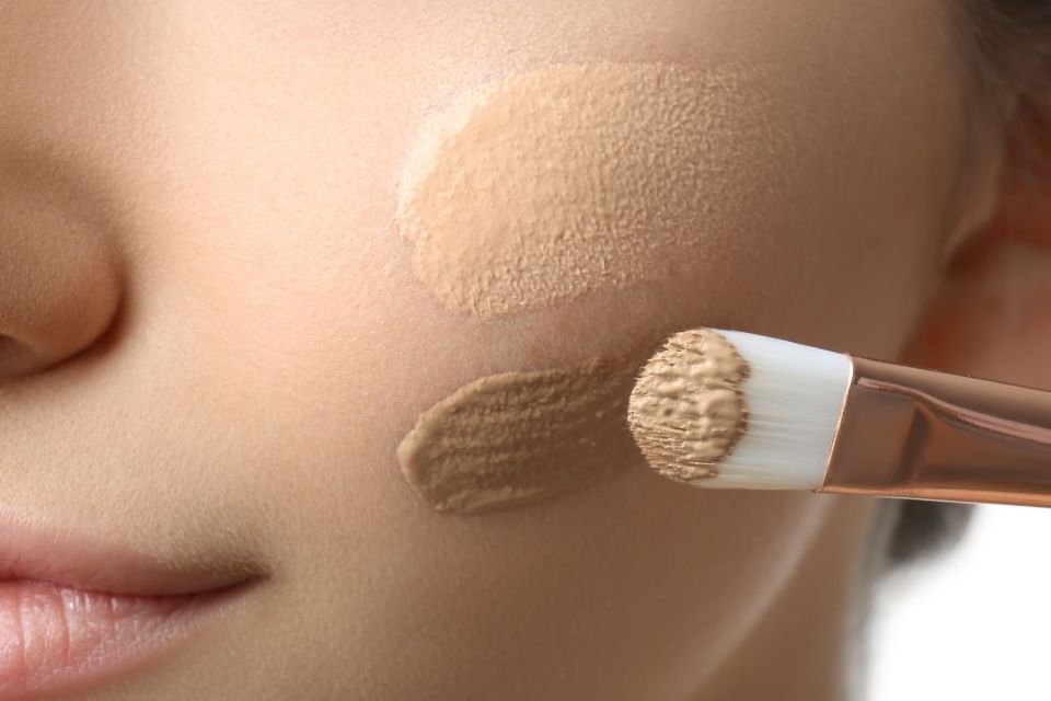 Errou no tom? Saiba como escolher a base ideal para você | Metrópoles