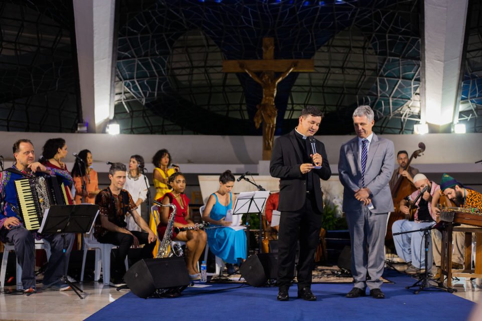 Orquestra Mundana Refugi se apresenta em show emocionante na Catedral ...