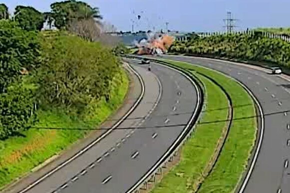 Vídeo mostra momento em que bandidos explodem carro-forte em rodovia ...