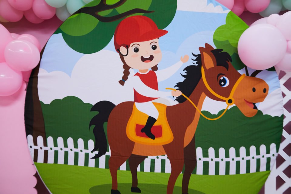 Laura Guth Estevão celebra 3 anos em incrível festa com o tema hipismo ...